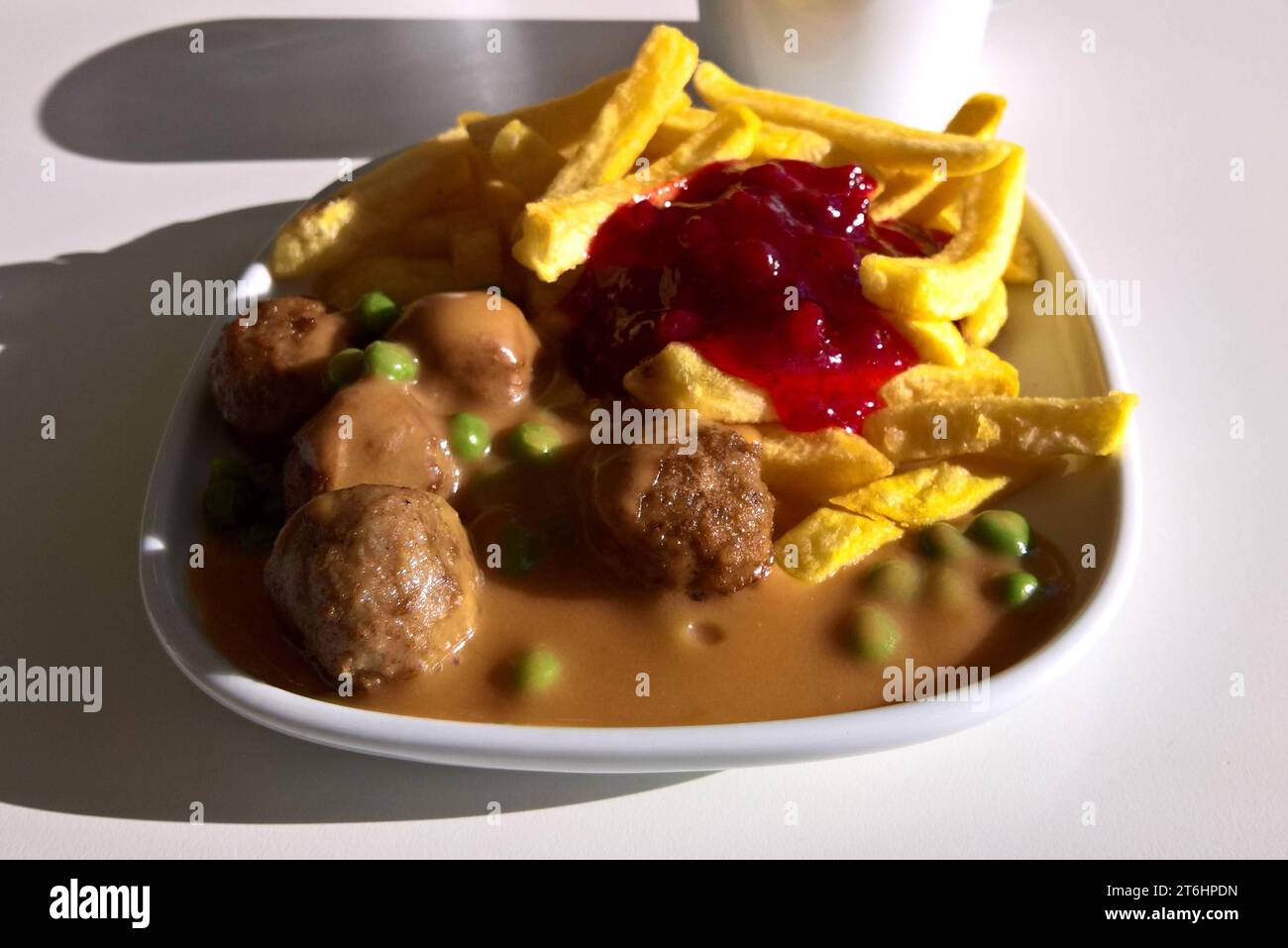 Ikea Restaurant, Fleischbällchen Köttbullar mit Pommes und Erbsen ...