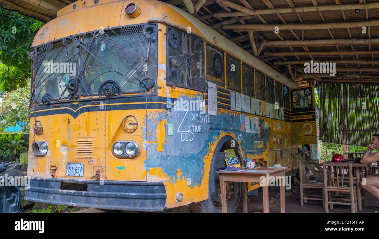 Old modified schoolbus, turned into a shop in Zopilote commune Stock ...