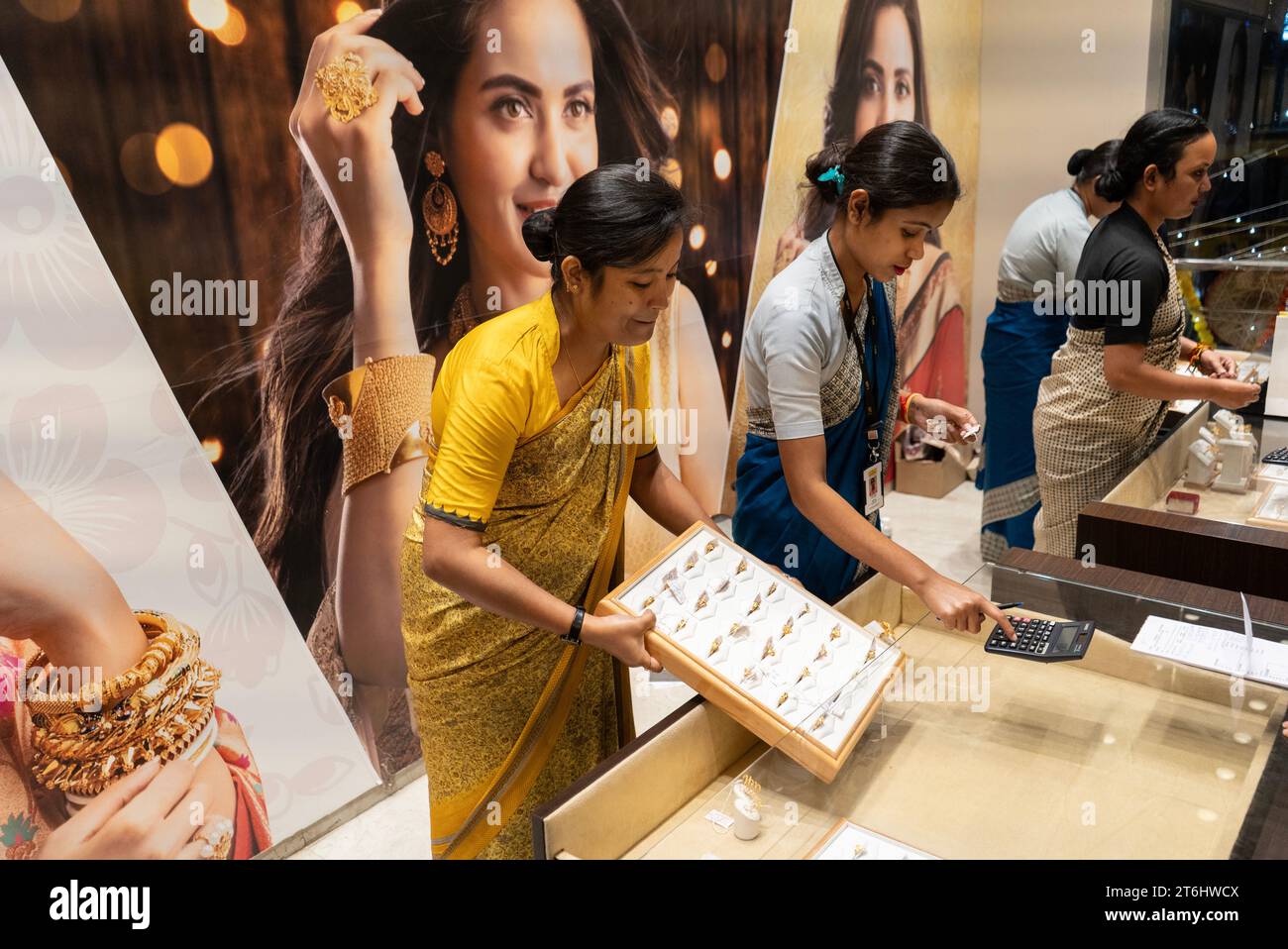 Gold saleswomen hi-res stock photography and images - Alamy