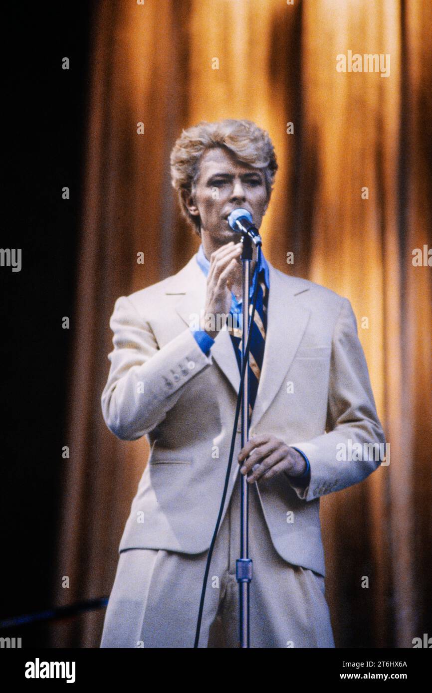 Serious moonlight tour david bowie hi-res stock photography and images ...
