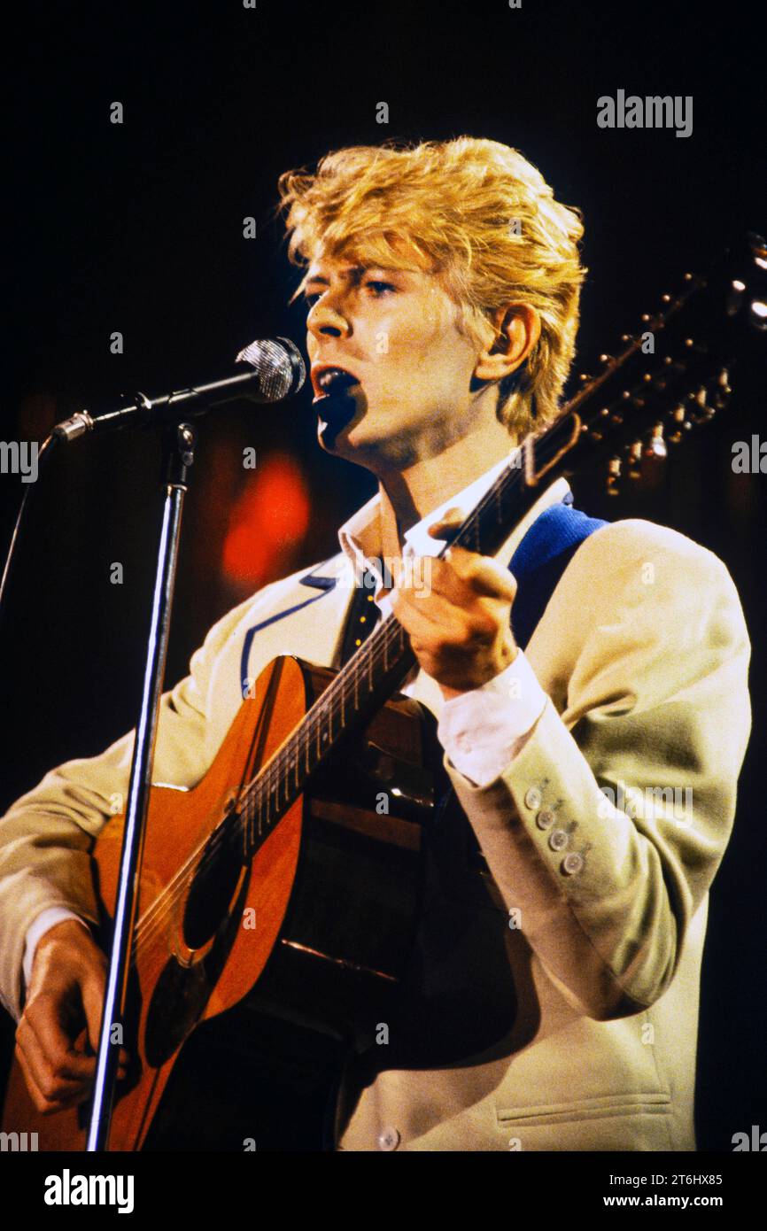 Serious moonlight tour david bowie hi-res stock photography and images ...