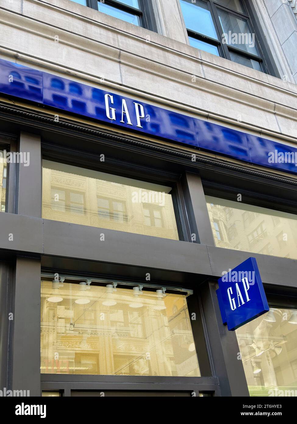 Clothing store new york city hi-res stock photography and images - Alamy