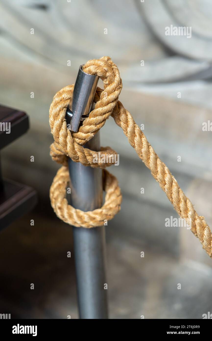 Security rope, no passage in the museum, no passage, no passage allowed ...