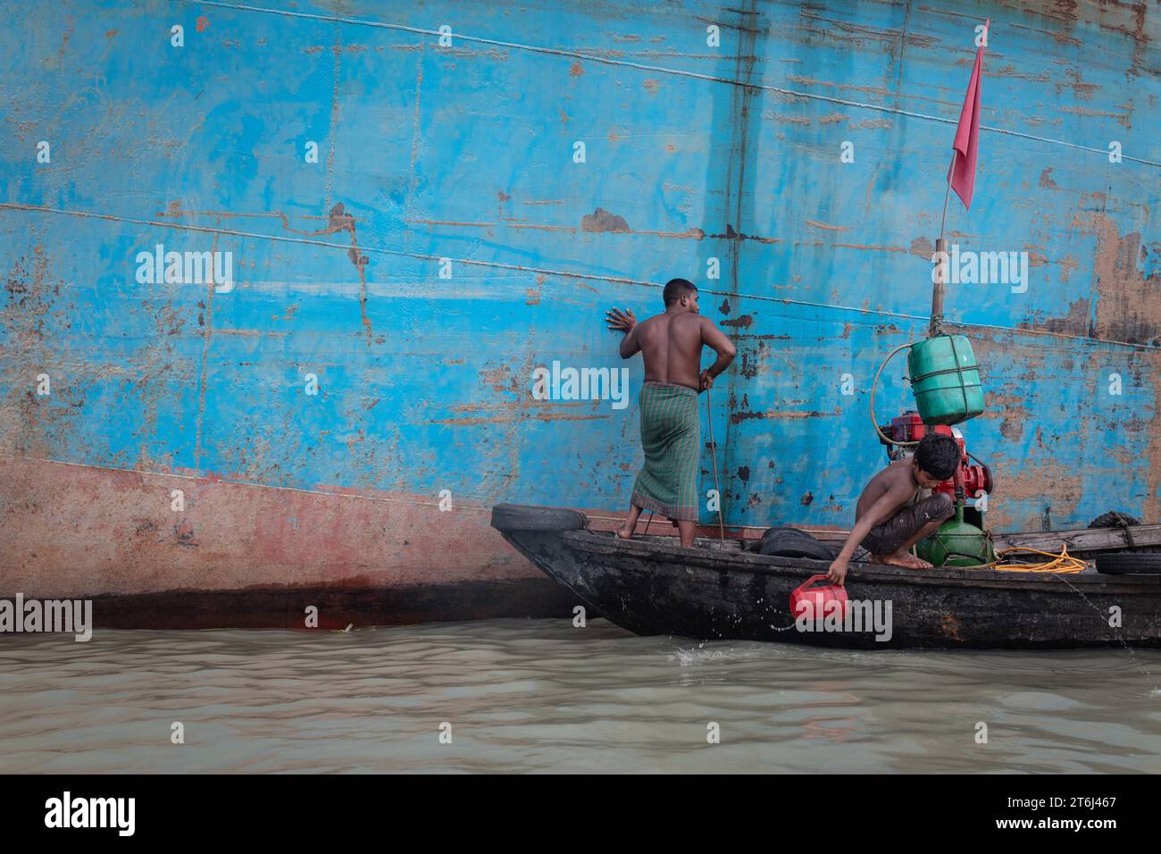 Shipyard workers, Dockyards, Dhaka, Bangladesh Stock Photo - Alamy
