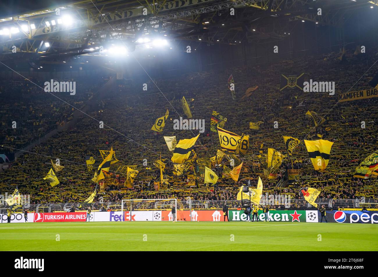 Signal iduna park yellow wall hi-res stock photography and images - Alamy