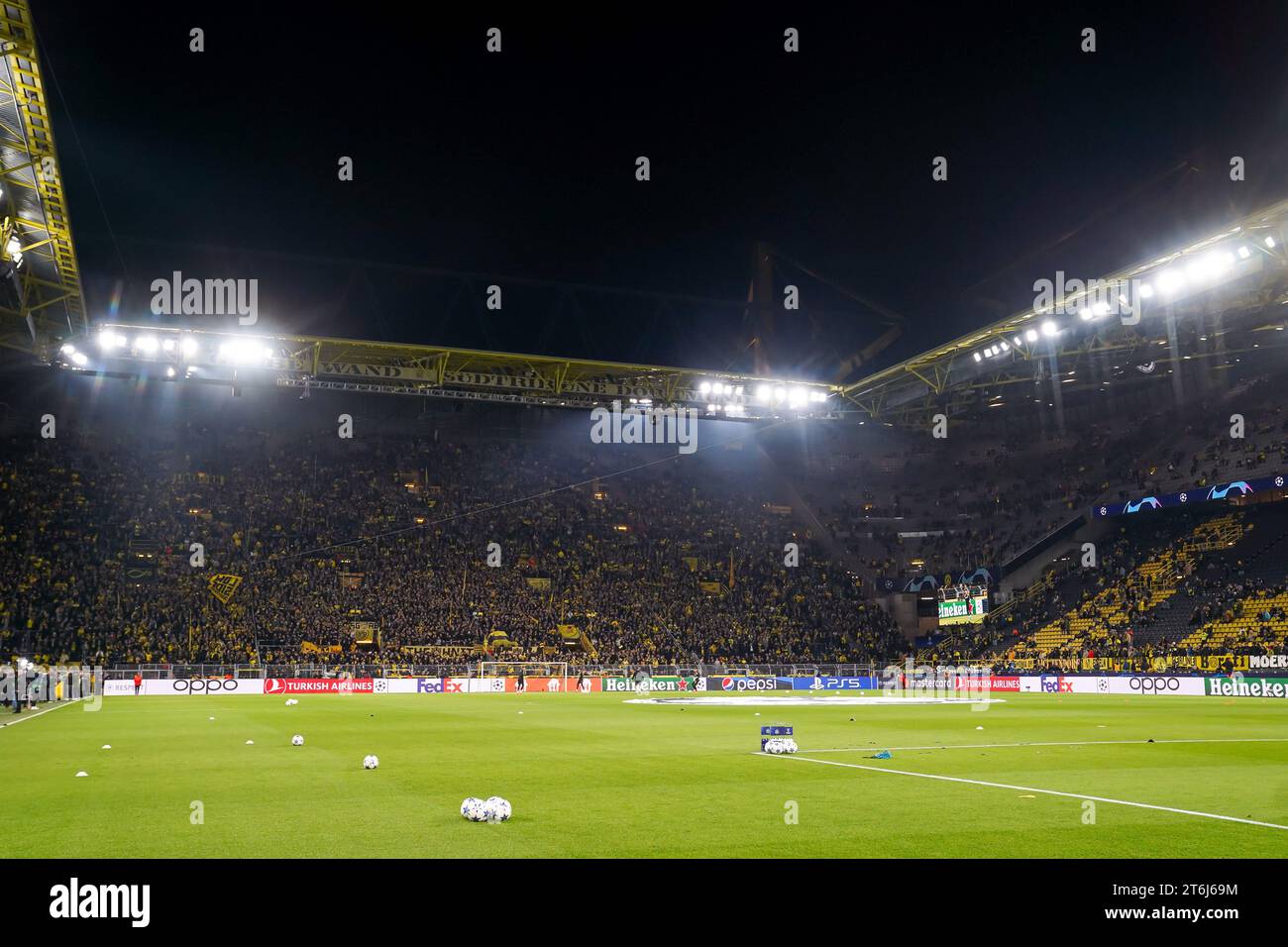 Signal iduna park yellow wall hi-res stock photography and images - Alamy