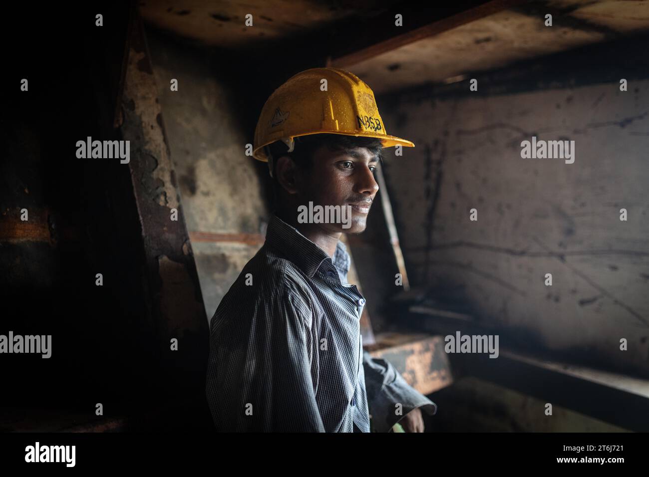 Shipyard workers, Dockyards, Dhaka, Bangladesh Stock Photo - Alamy
