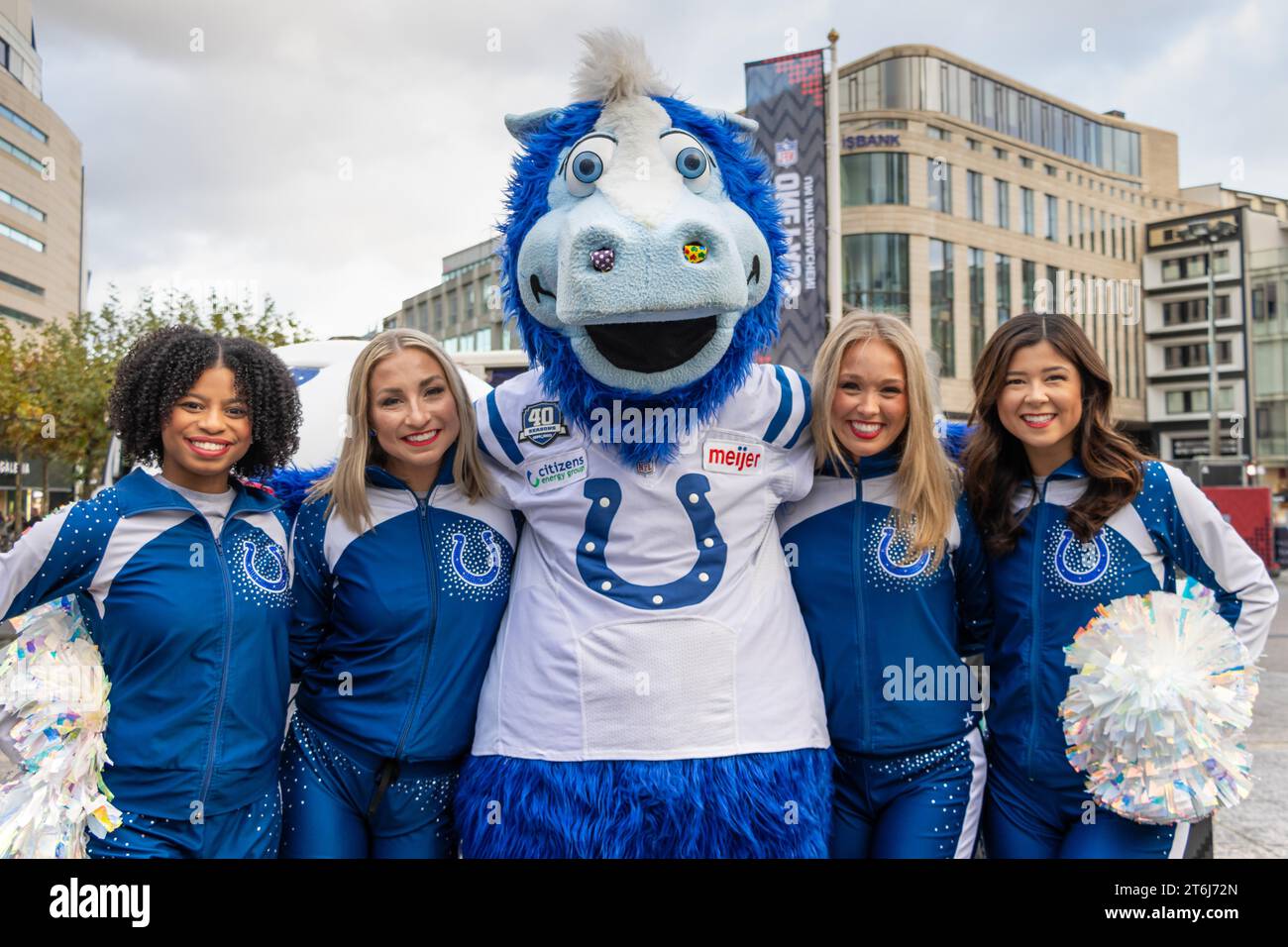 The cheerleaders and the Indianapolis Colts mascot parade through ...