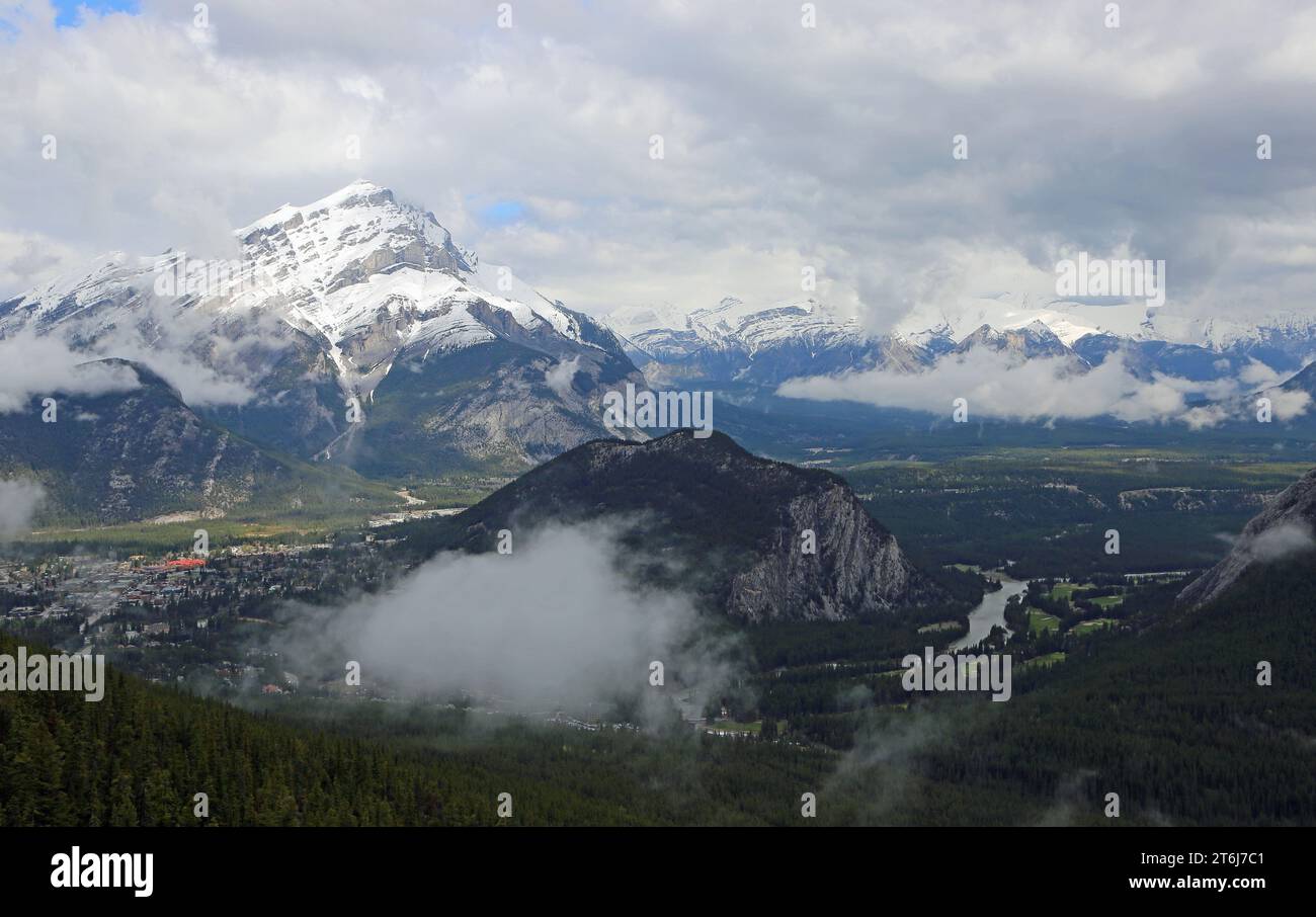 Cascade mountain banff hi-res stock photography and images - Alamy