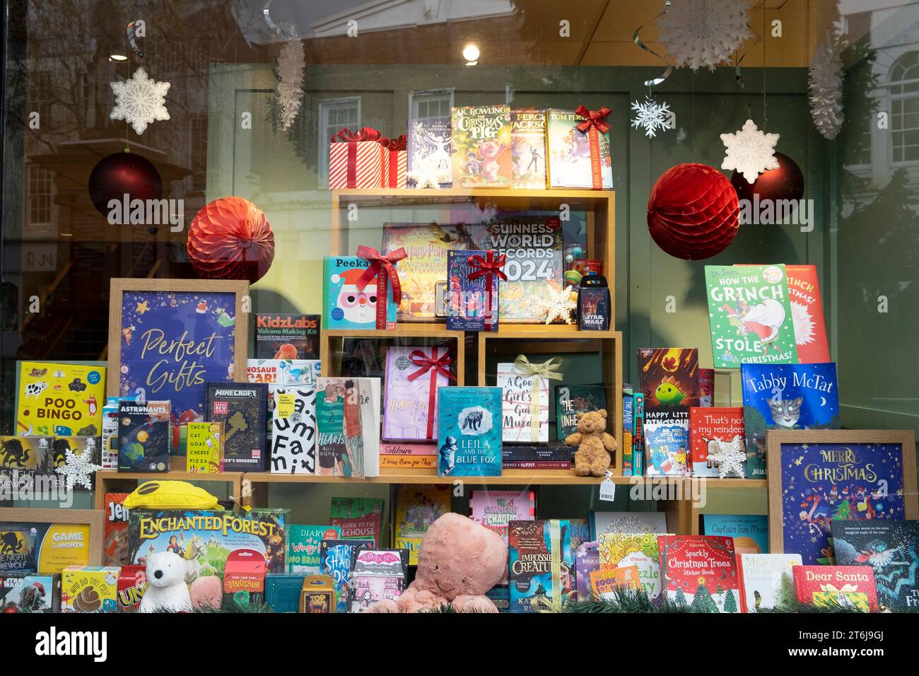 Books window hi-res stock photography and images - Alamy