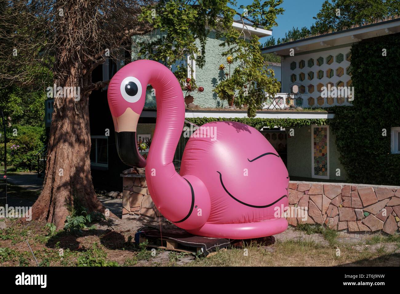 Giant inflatable pink flamingo hi-res stock photography and images - Alamy