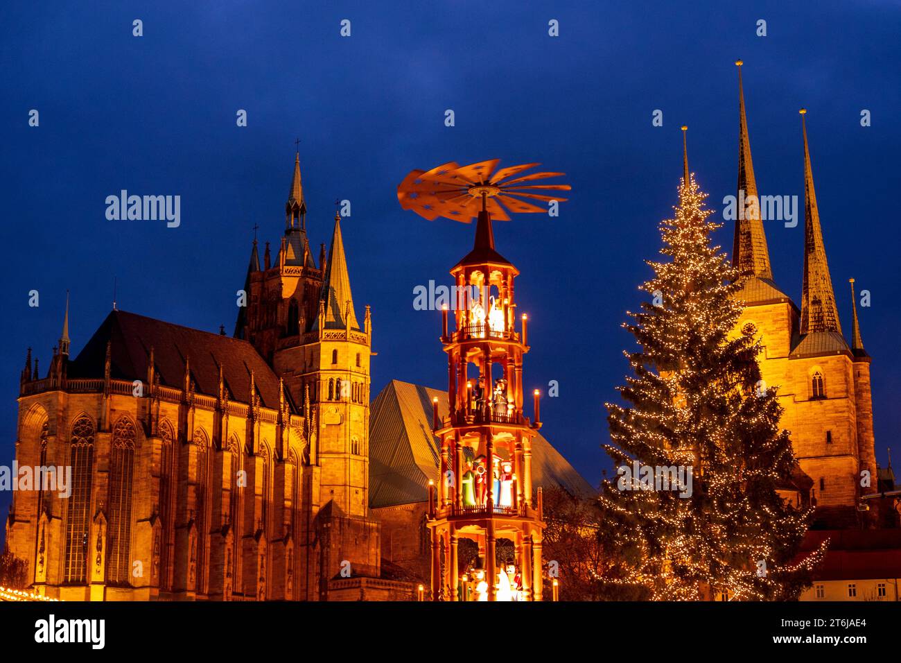 Christmas market on the cathedral square, cathedral and St. Severi ...