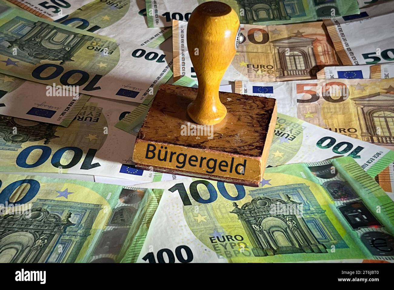 Themenfoto/Symbolfoto: Buergergeld Geld, Geldscheine, Euro Banknoten ...