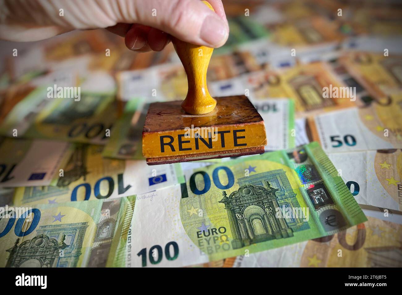 Themenfoto/Symbolfoto:RENTE, Rentenerhoehung Geld, Geldscheine, Euro ...