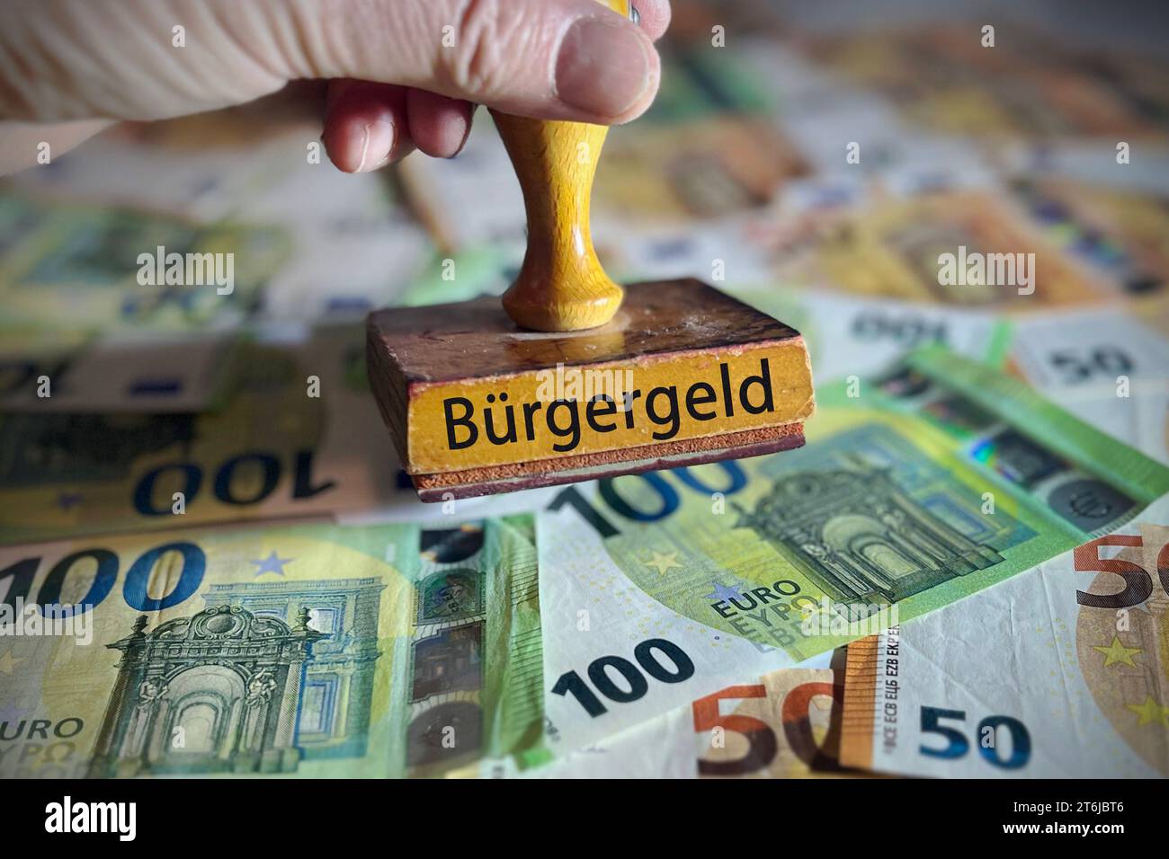 Themenfoto/Symbolfoto: Buergergeld Geld, Geldscheine, Euro Banknoten ...
