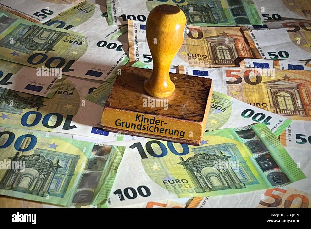 Themenfoto/Symbolfoto: Kindergrundsicherung, Geld, Geldscheine, Euro ...