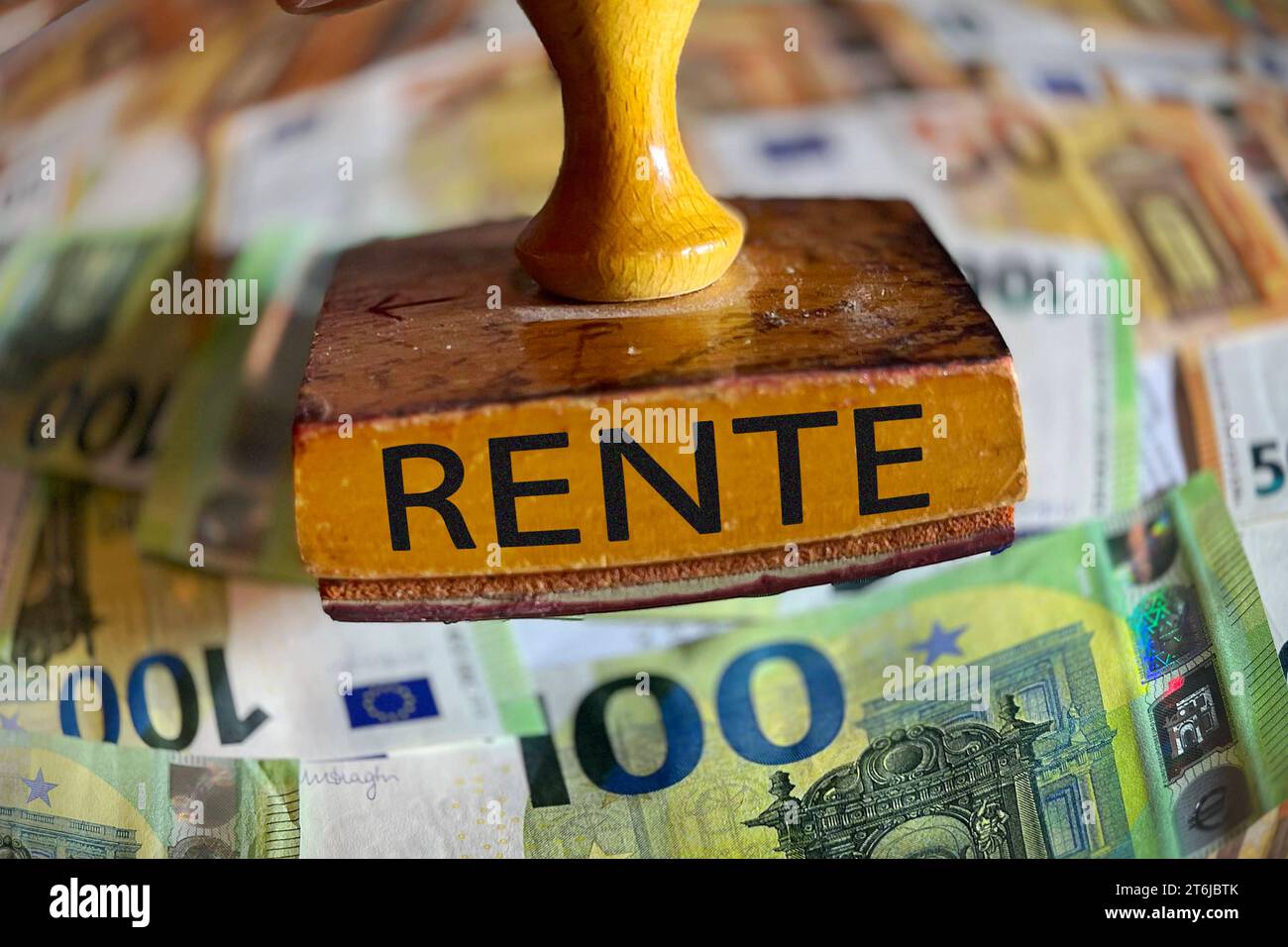 Themenfoto/Symbolfoto:RENTE, Rentenerhoehung Geld, Geldscheine, Euro ...