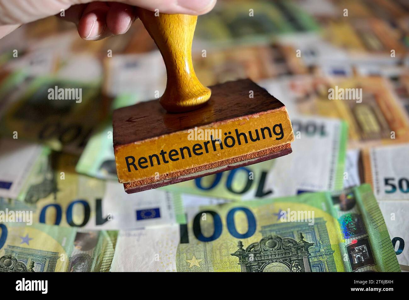 Themenfoto/Symbolfoto:RENTE, Rentenerhoehung Geld, Geldscheine, Euro ...