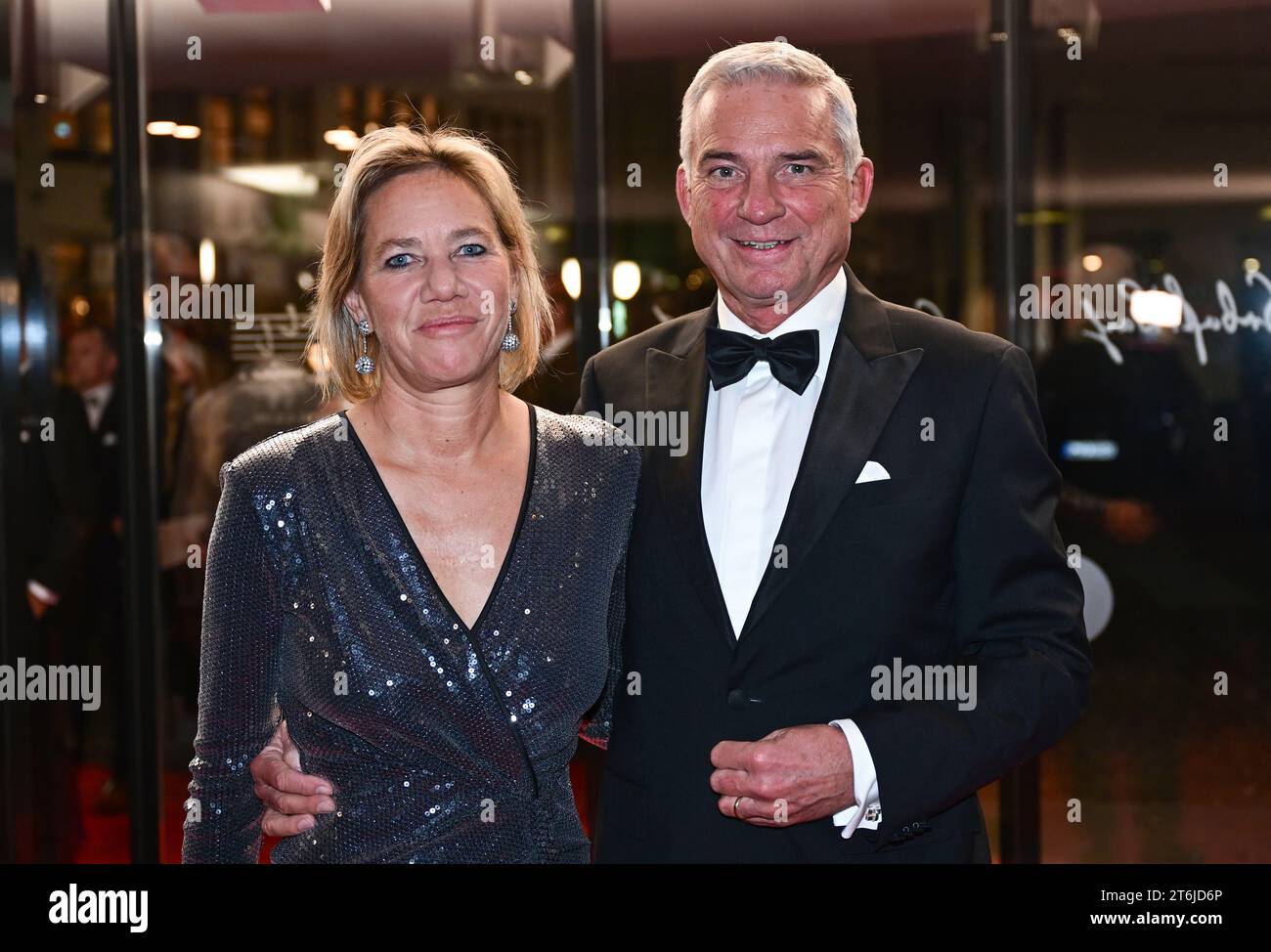 Stuttgart, Germany. 10th Nov, 2023. Thomas Strobl (r, CDU), Minister of the Interior of Baden ...