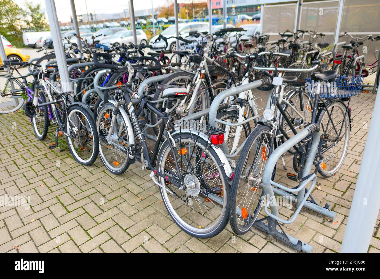 Abgestellte Fahrräder von Bahnreisende am Bahnhof in Wolfsburg ...