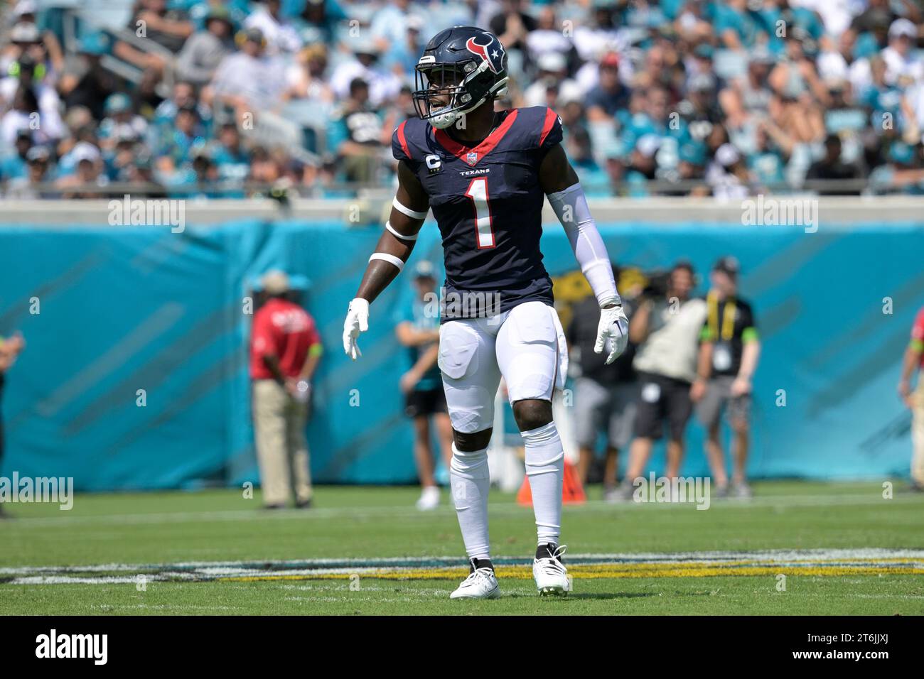 Houston Texans safety Jimmie Ward (1) sets up for a play during the ...