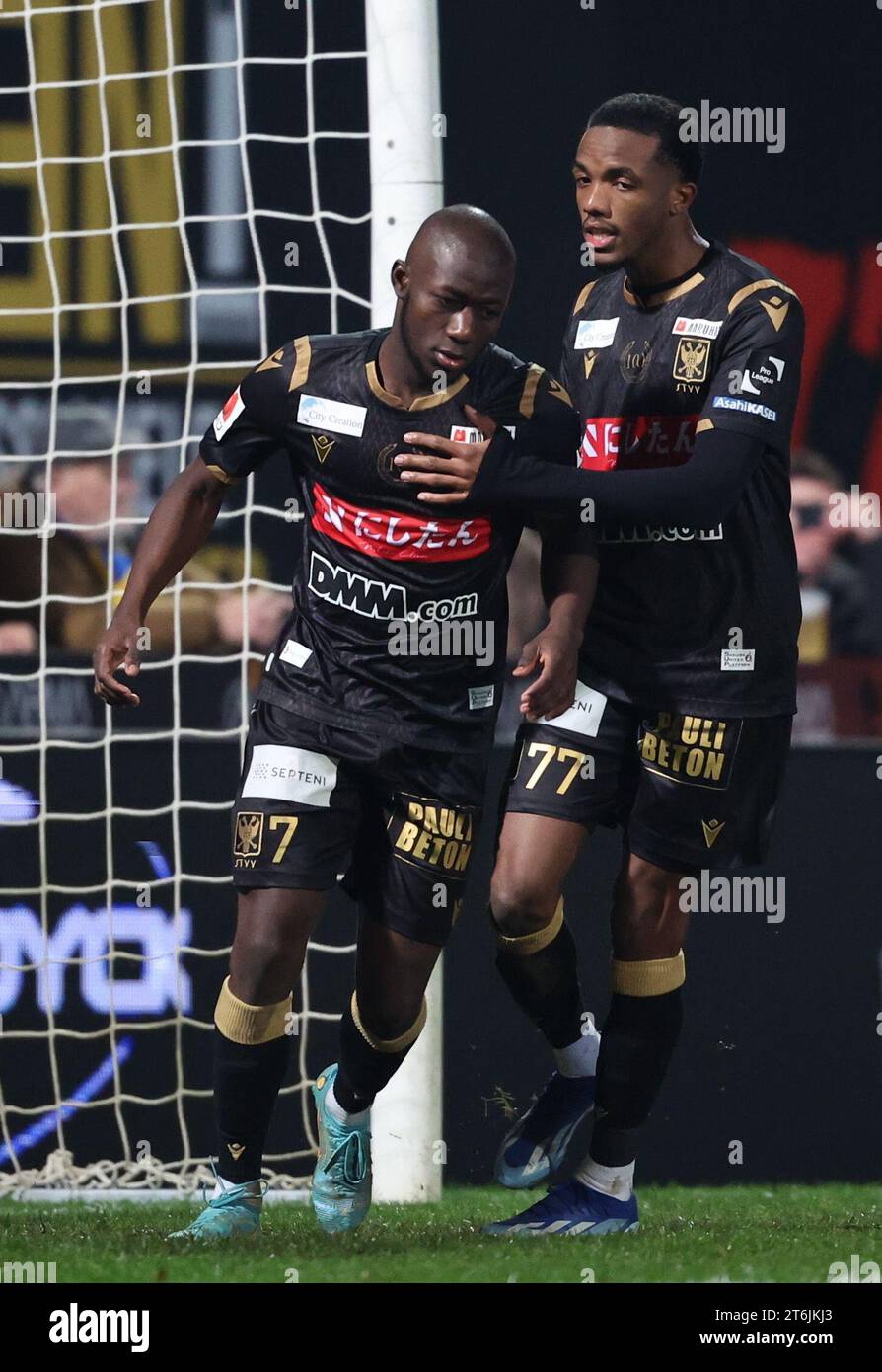 Westerlo, Belgium. 10th Nov, 2023. STVV's Aboubakary Koita and STVV's Eric Junior Bocat ...