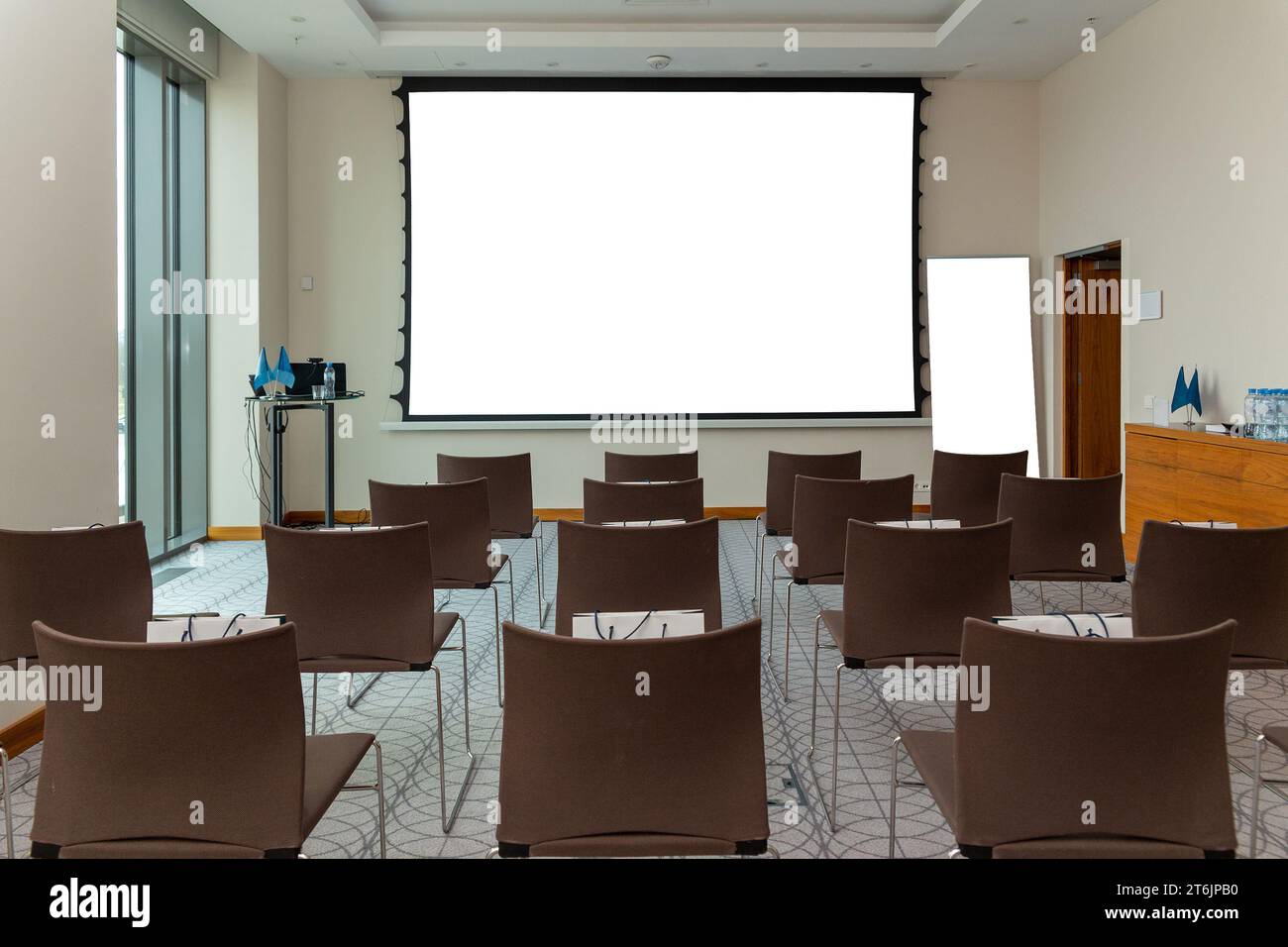 Mock up projector screen. Modern presentation interior conference room ...