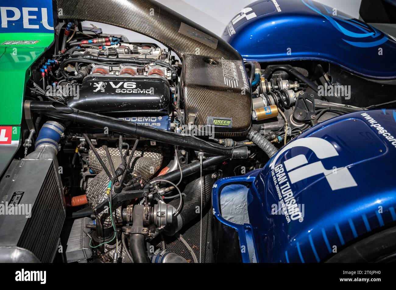 The V6 Peugeot hybrid engine of the spectacular Courage Pescarolo C60 ...