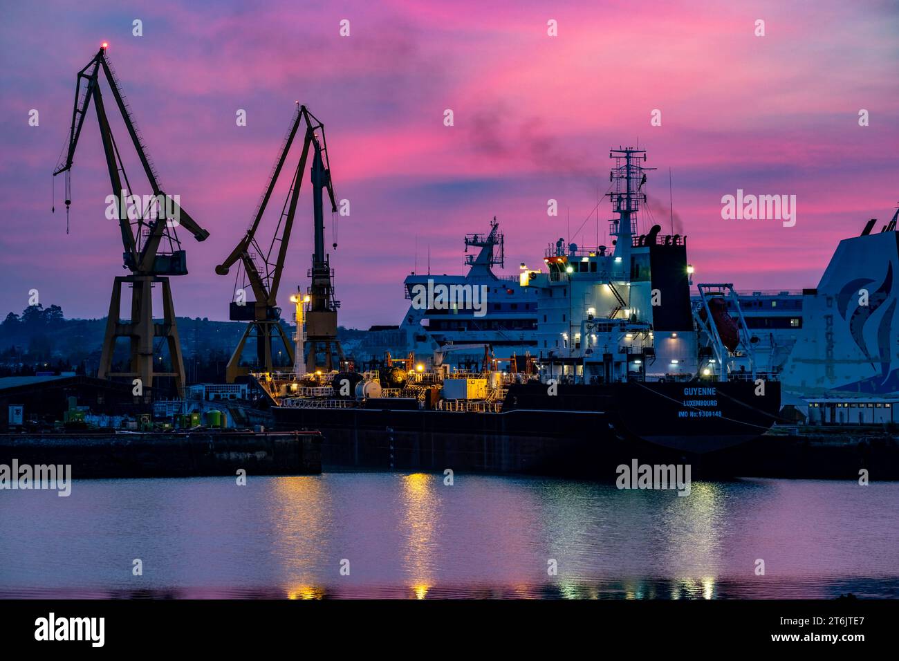 Shipyard photography hi-res stock photography and images - Alamy