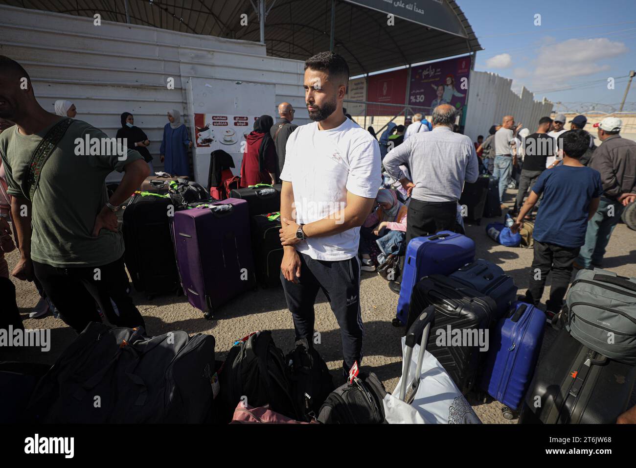 Gaza. 10th Nov, 2023. Foreign passport holders wait to leave the Gaza ...