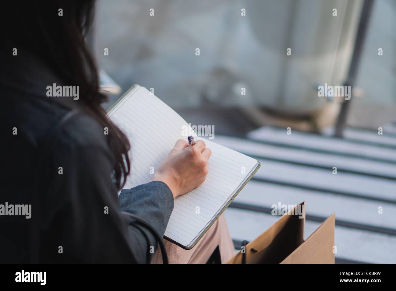 Accountant young asian woman hi-res stock photography and images - Alamy