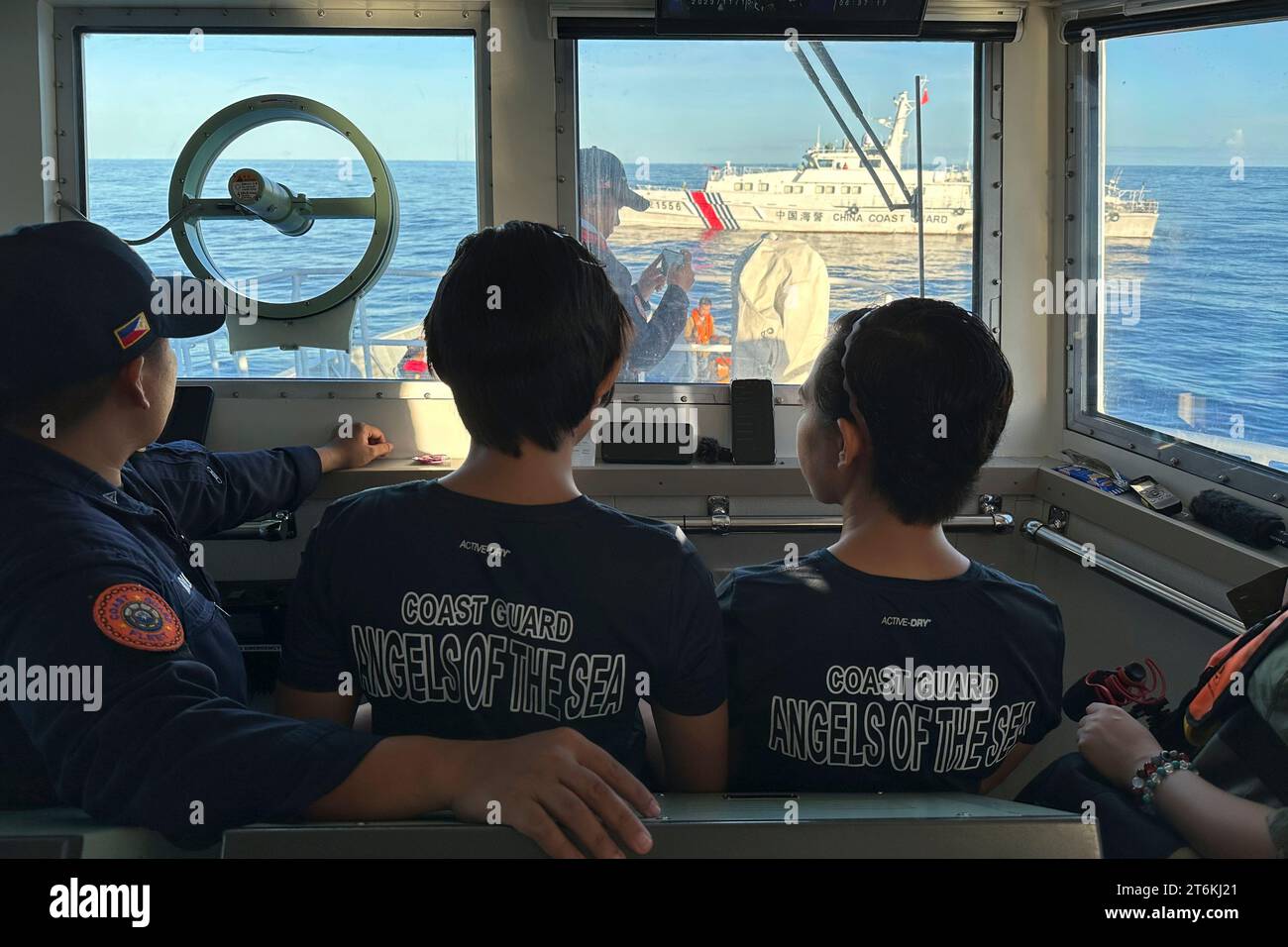 Chinese coast guard vessel block the Philippine coast guard vessel BRP ...