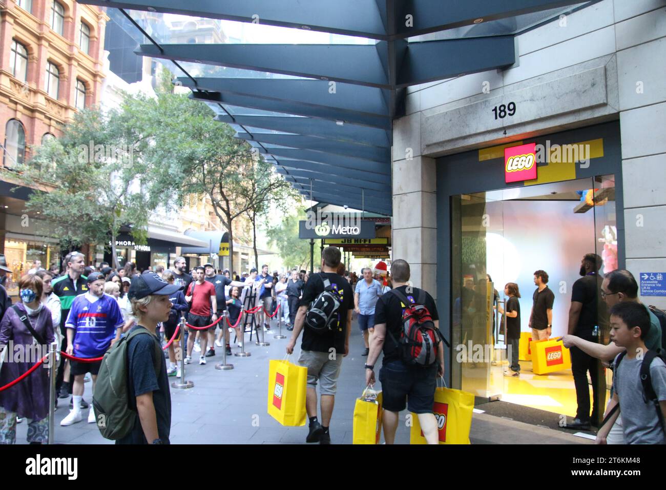 Worlds biggest lego store hi-res stock photography and images - Alamy