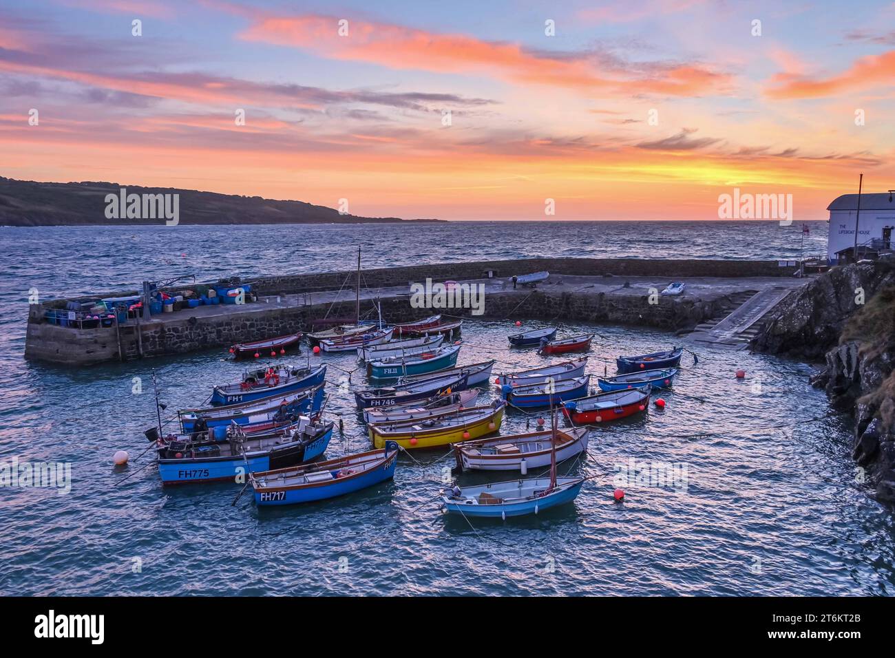Sunrise cornish fishing village hi-res stock photography and images - Alamy