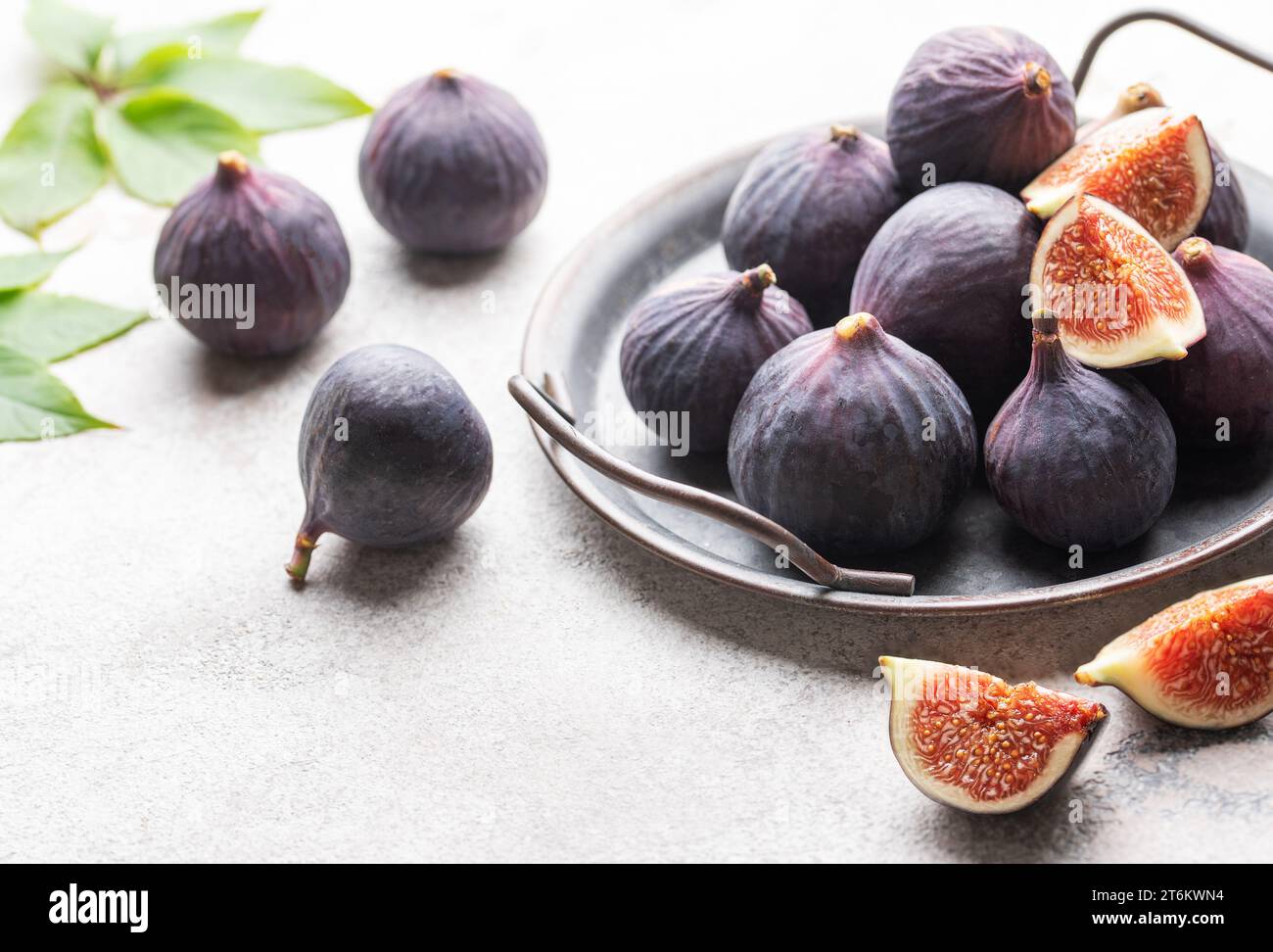 Whole and sliced fresh ripe figs Stock Photo - Alamy