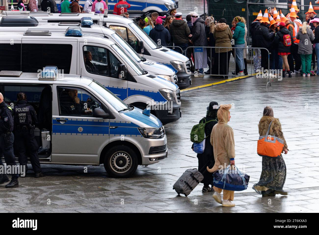 11 November 2023, North Rhine-Westphalia, Cologne: Police stand ready ...