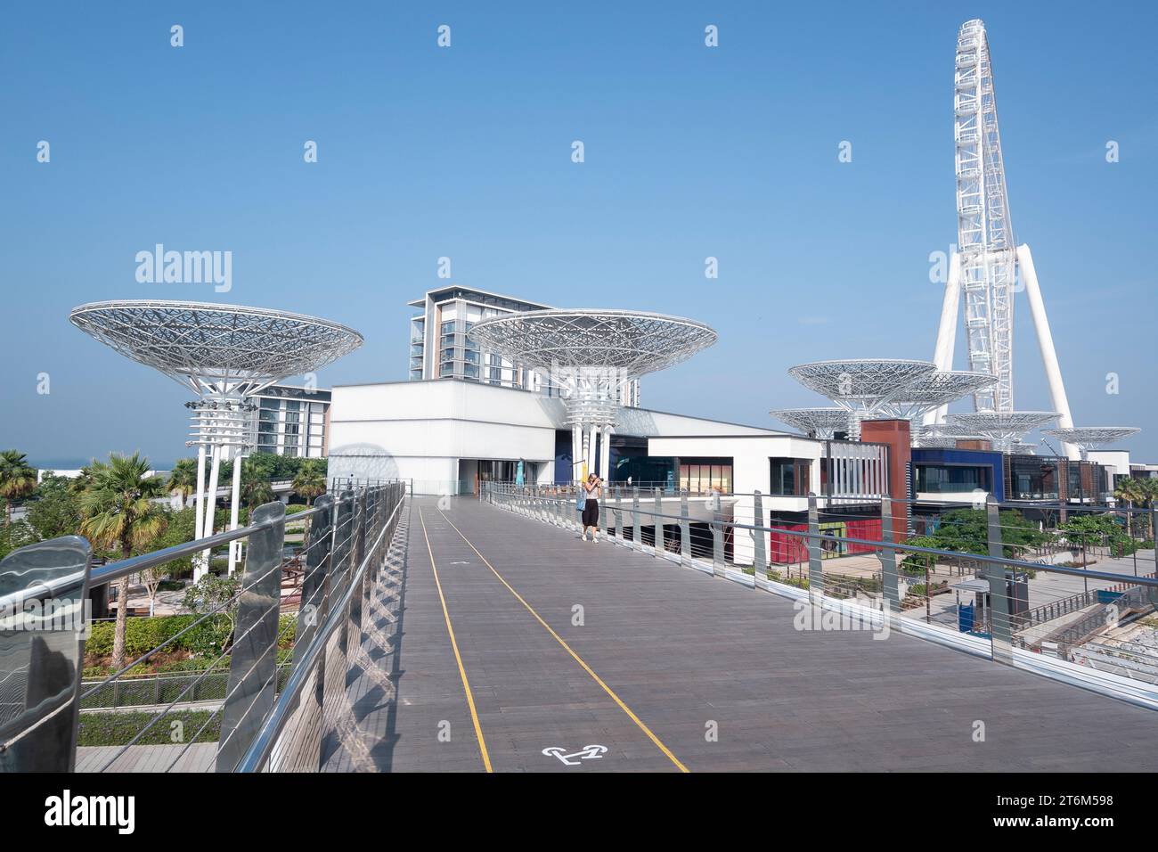 Shopping mall dubai people walking hi-res stock photography and images ...