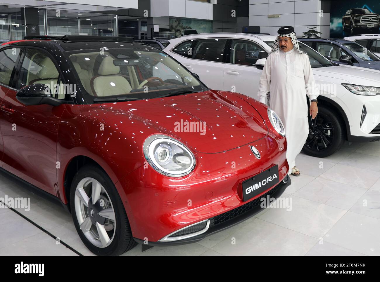 (231111) -- BAGHDAD, Nov. 11, 2023 (Xinhua) -- A man looks at an ORA ...