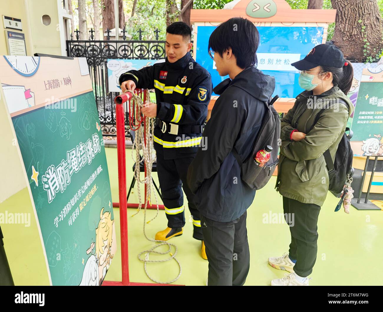 SHANGHAI, CHINA - NOVEMBER 11, 2023 - Parents take their children to participate in an offline ...