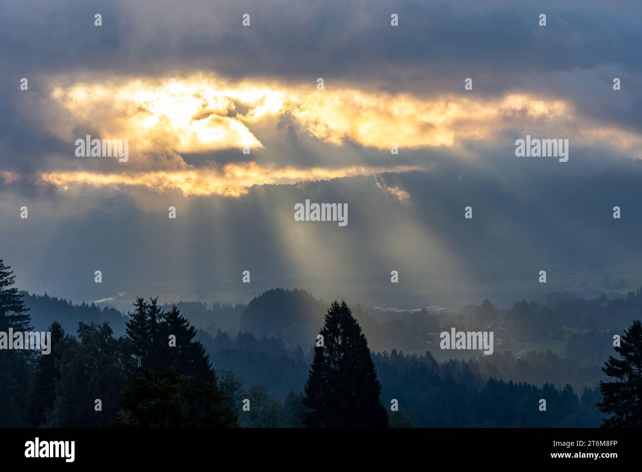 Dramatic sun ray hi-res stock photography and images - Alamy
