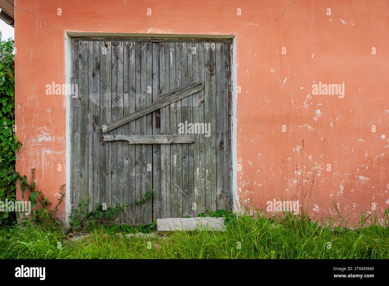 An ancient boarded-up door and cracked wall Stock Photo - Alamy