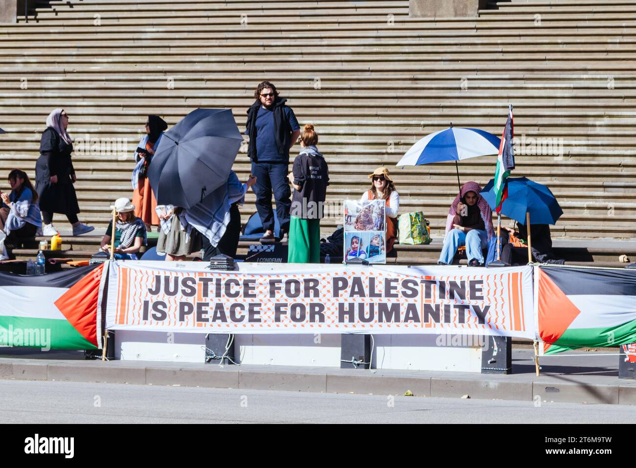 MELBOURNE, AUSTRALIA - NOVEMBER 11, 2023: Protestors gather to support ...