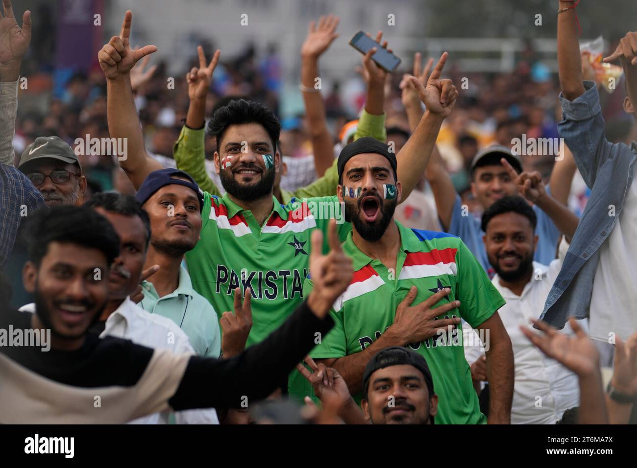 Cricket fans cheer during the ICC Men's Cricket World Cup match between ...