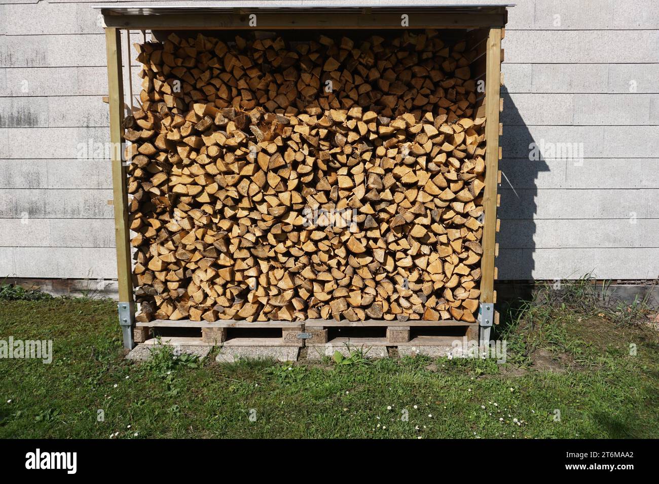 Split timber roof hi-res stock photography and images - Alamy