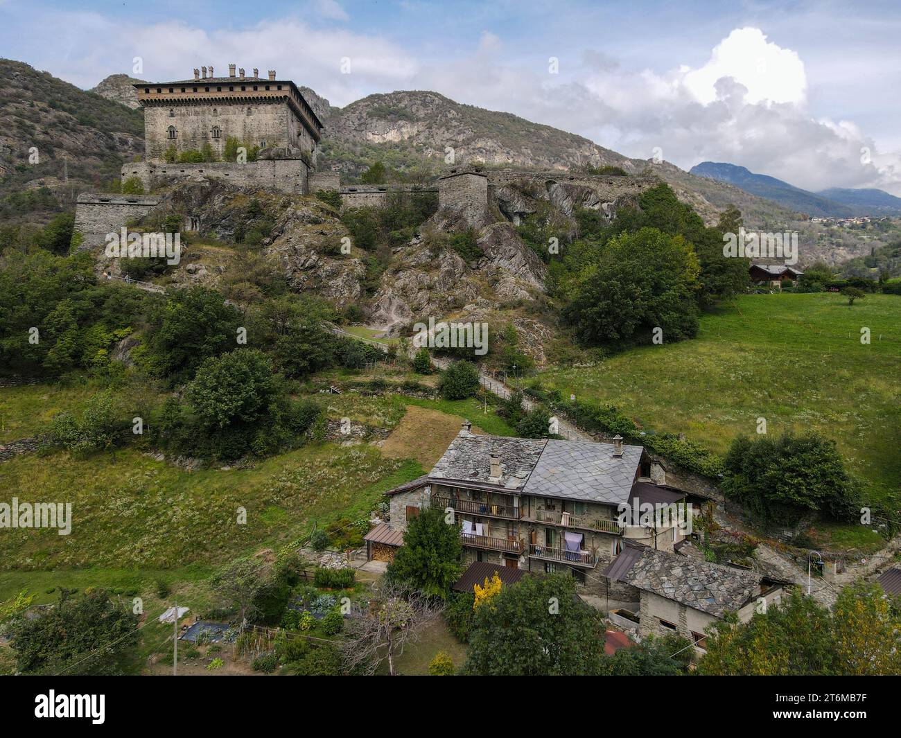 Valle daosta in italy castle hi-res stock photography and images - Alamy