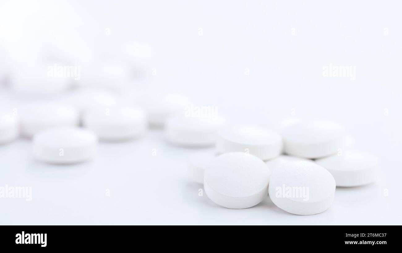 Tablets scattered on table pharmaceutical hi-res stock photography and ...