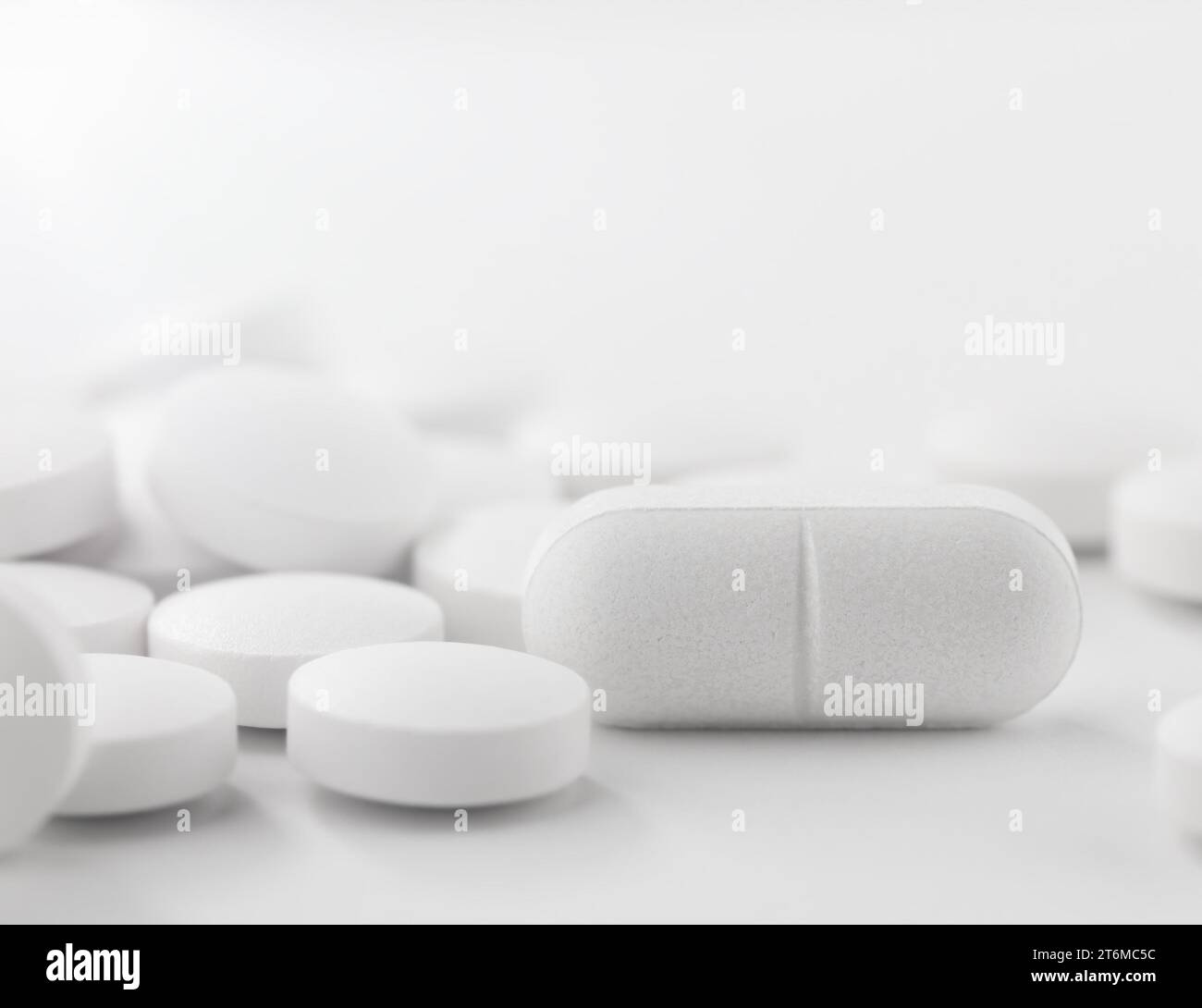 Pile of different white pills, close-up Stock Photo - Alamy