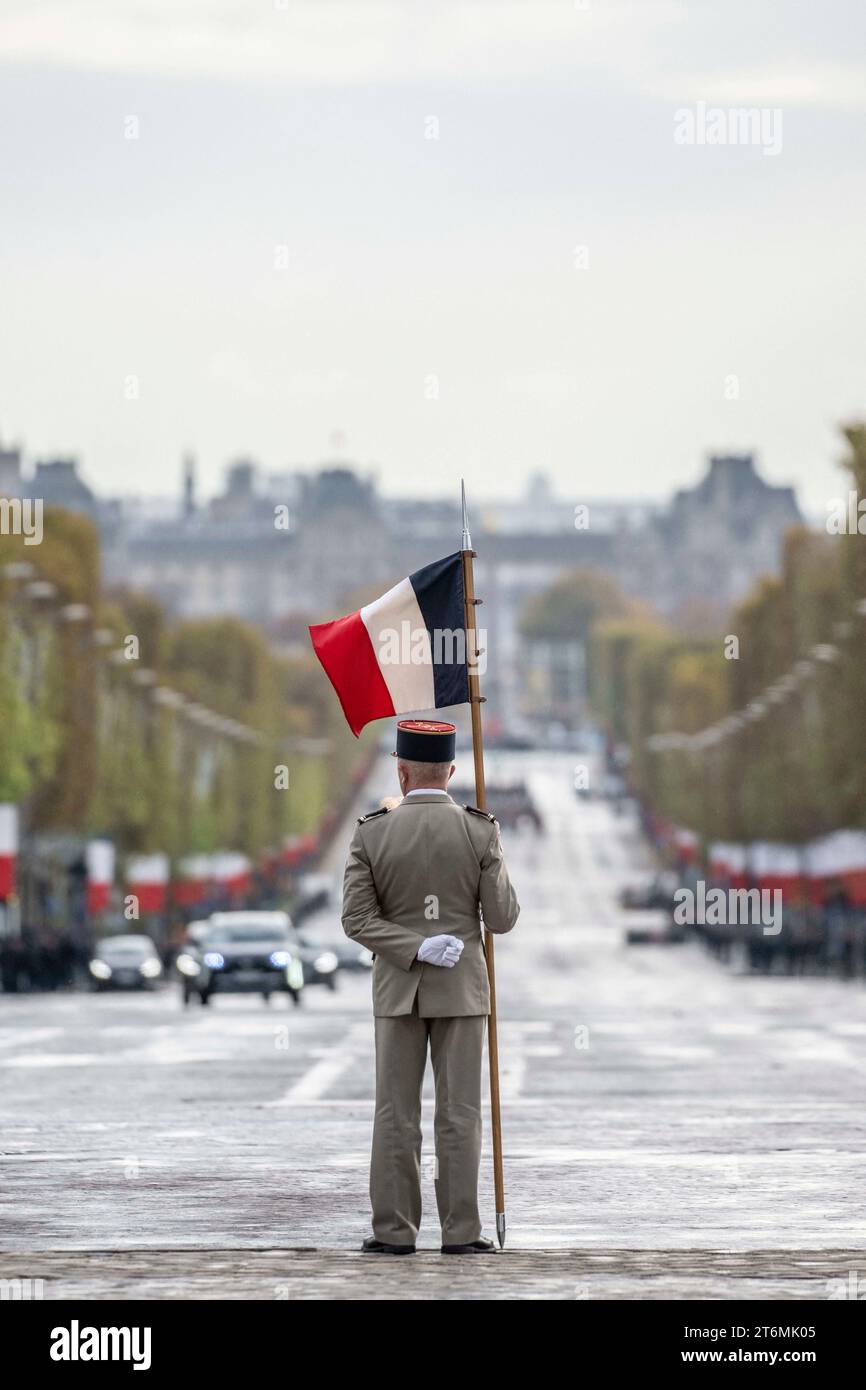 Paris, France. 11th Nov 2023. A soldier with french flag at the Arc de ...