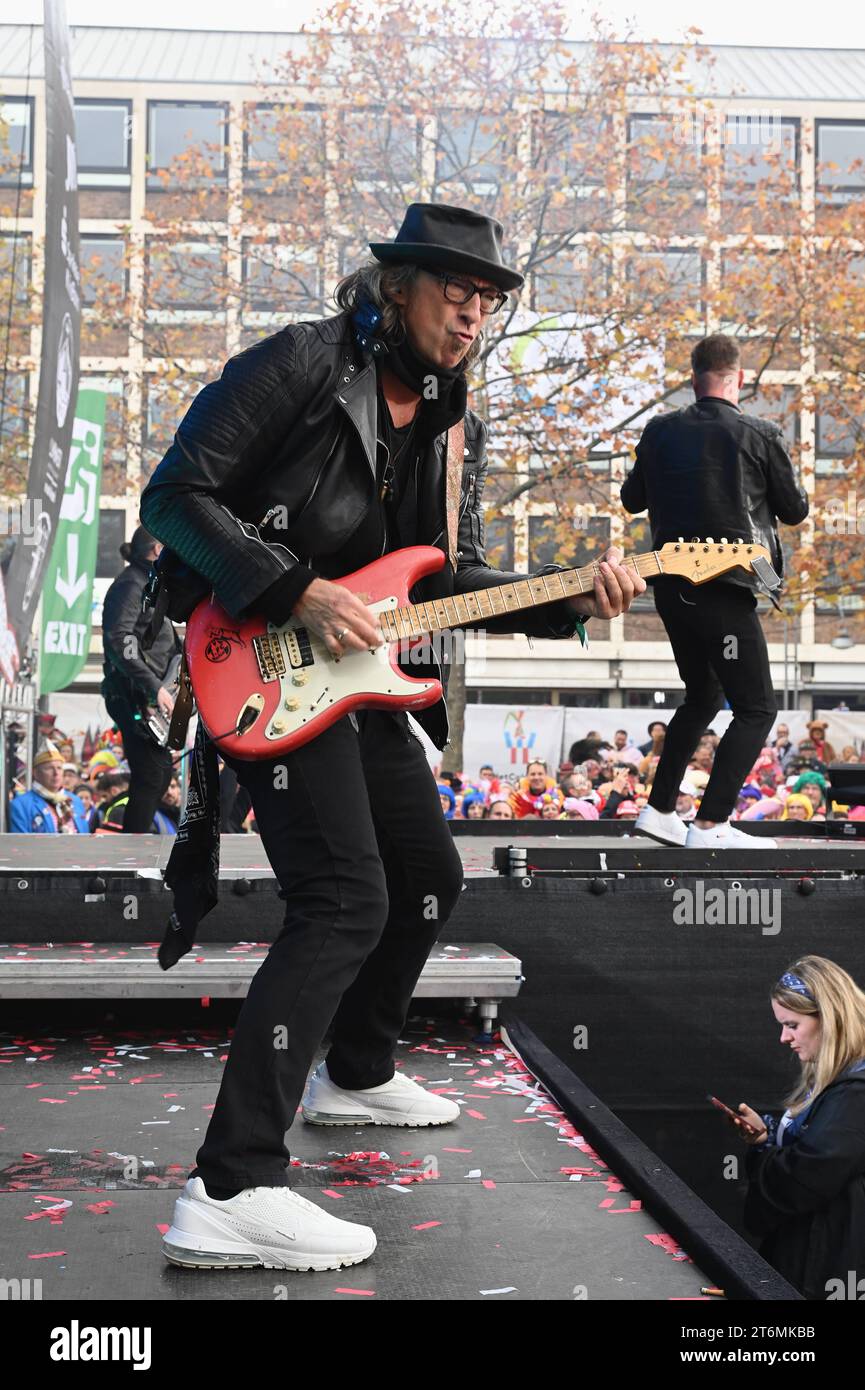 Die Band Räuber auf der Bühne am 11.11.2023 in Köln bei der Eröffnung ...