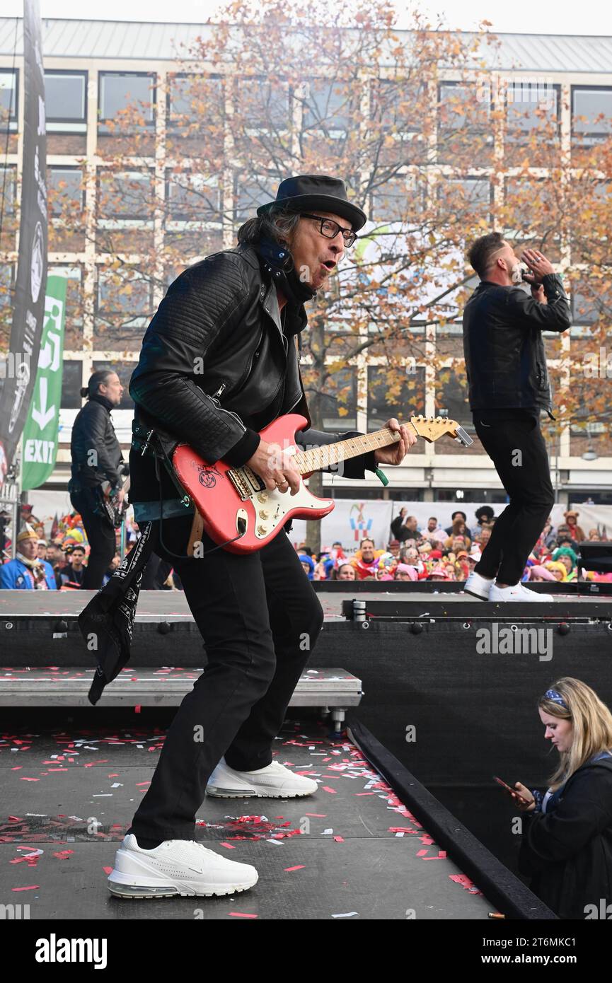 Die Band Räuber auf der Bühne am 11.11.2023 in Köln bei der Eröffnung ...